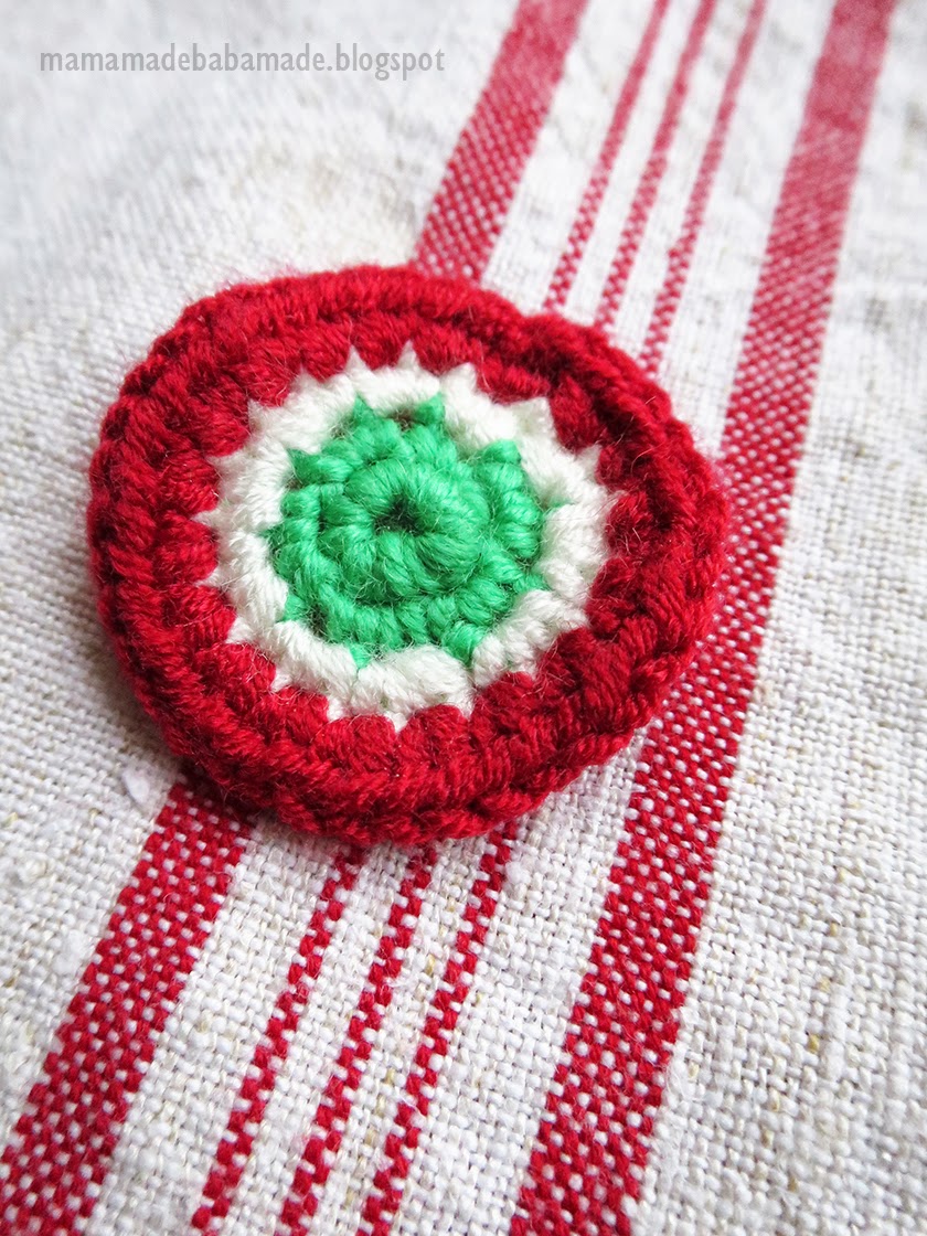 Mama-made, baba-made: Crocheted kokárda pin