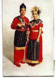 Contained in Sulawesi: Traditional Clothes from Sulawesi Provinces
