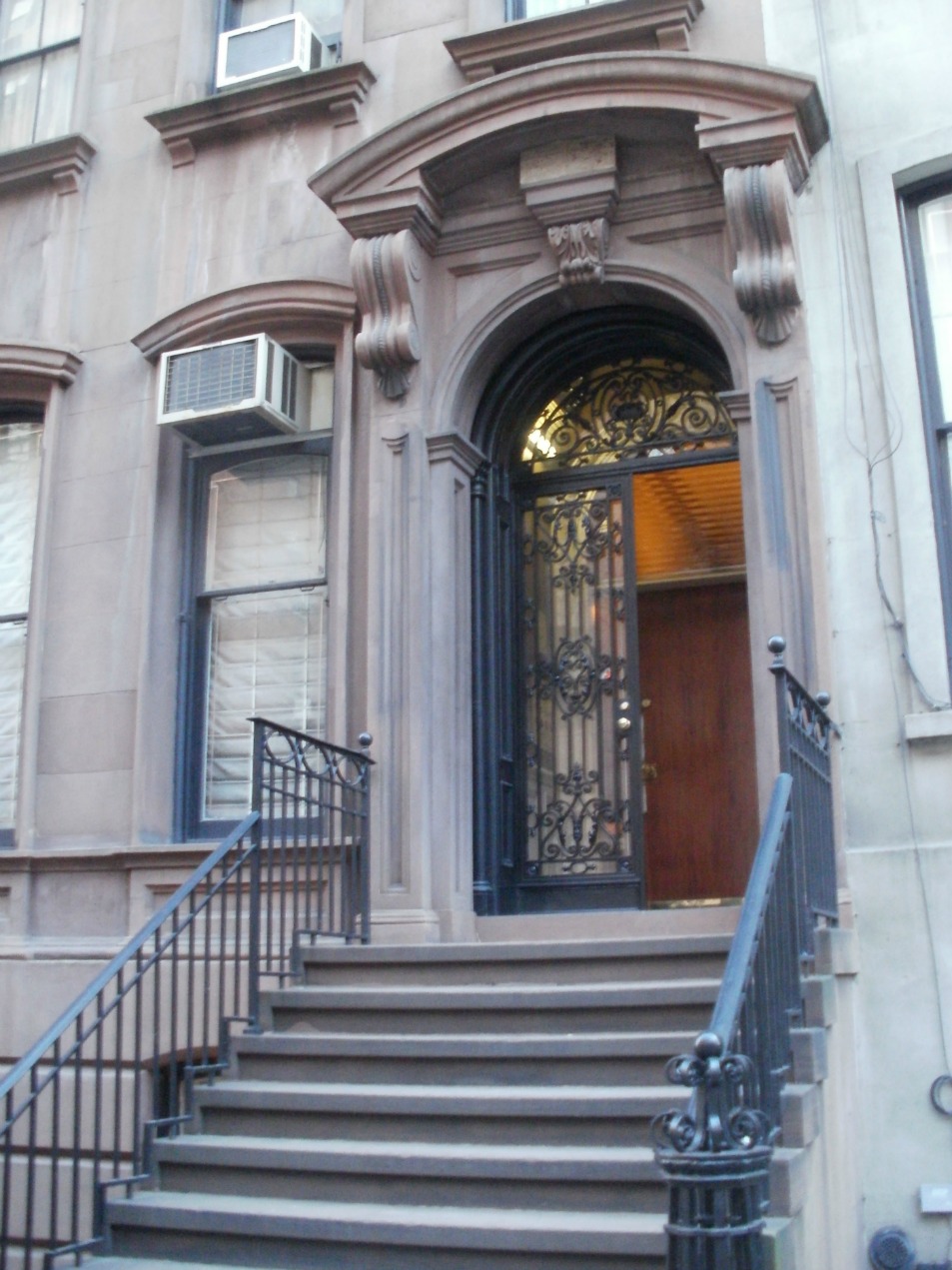 Midtown Blogger/Manhattan Valley Follies: The Good Old Brownstone Stoop