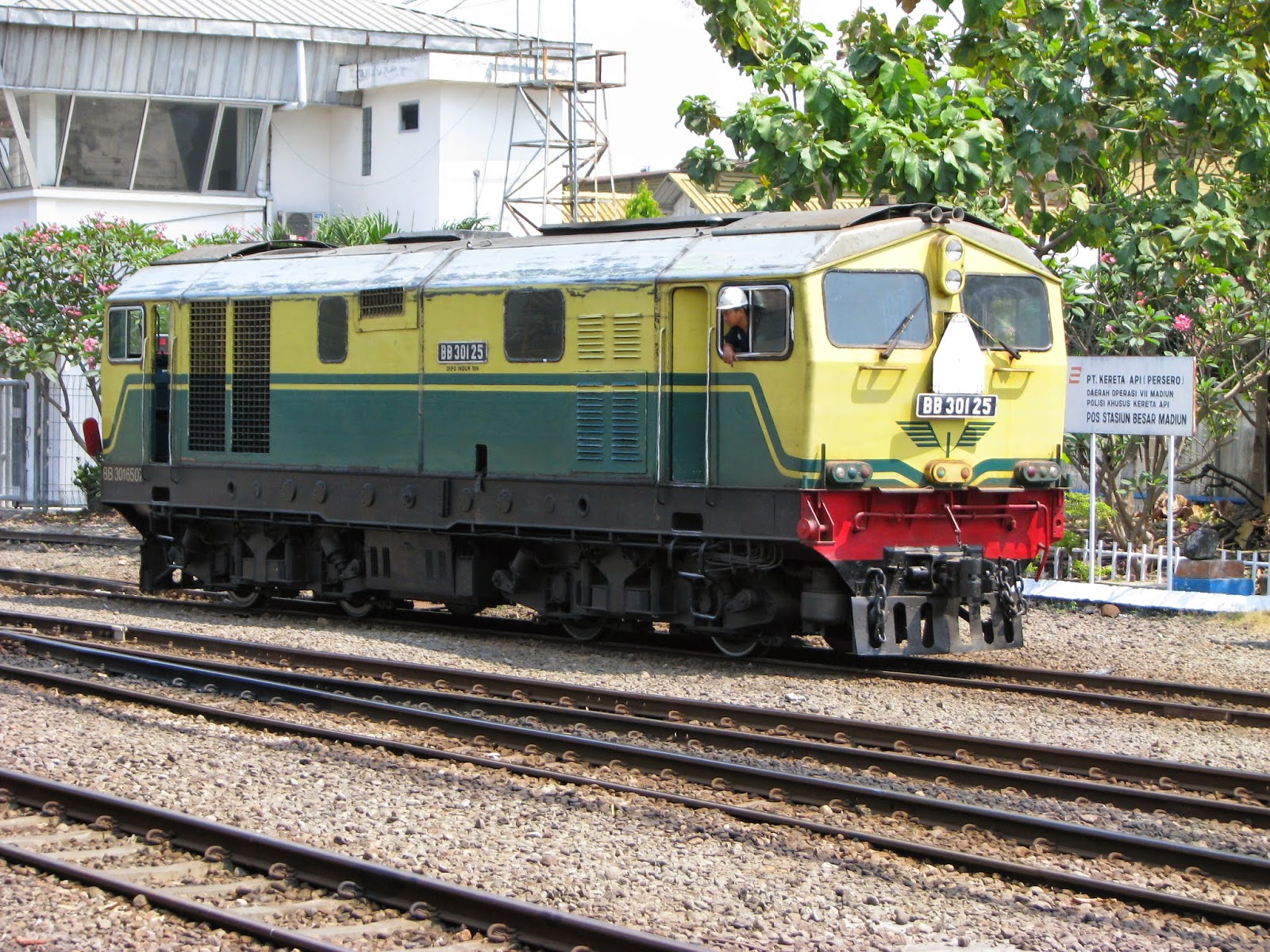 Kereta Api Indonesia: Bertemu Dengan Lokomotif BB301 di Stasiun Madiun