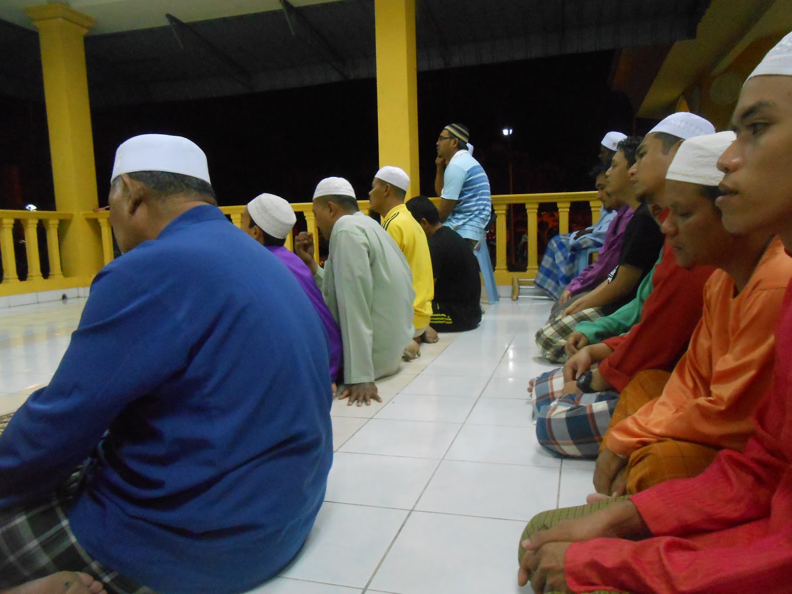 .: SOLAT ATAS KERUSI DALAM SAF JEMAAH
