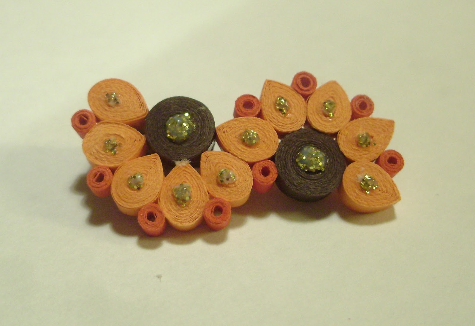 Quilling Me Softly: Quilled pendants (tutorial for 1)