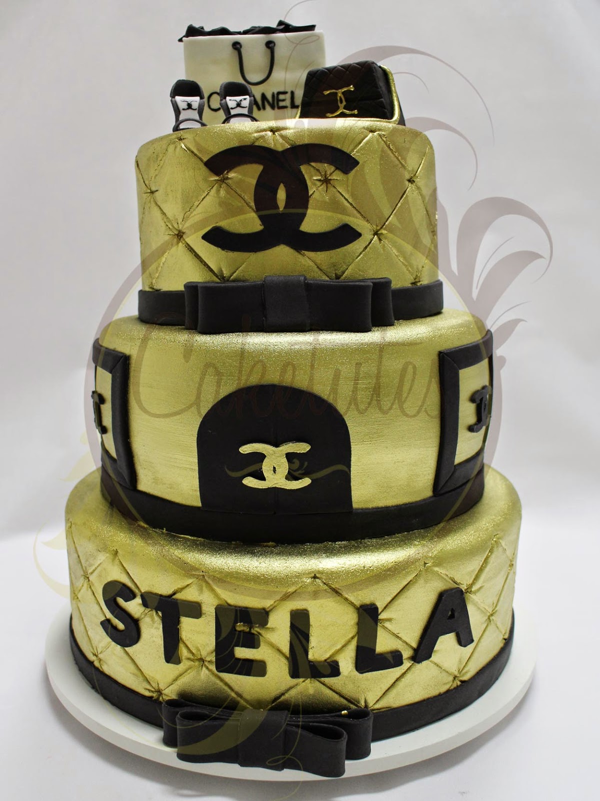 Caketutes Cake Designer: Bolo Chanel Dourado