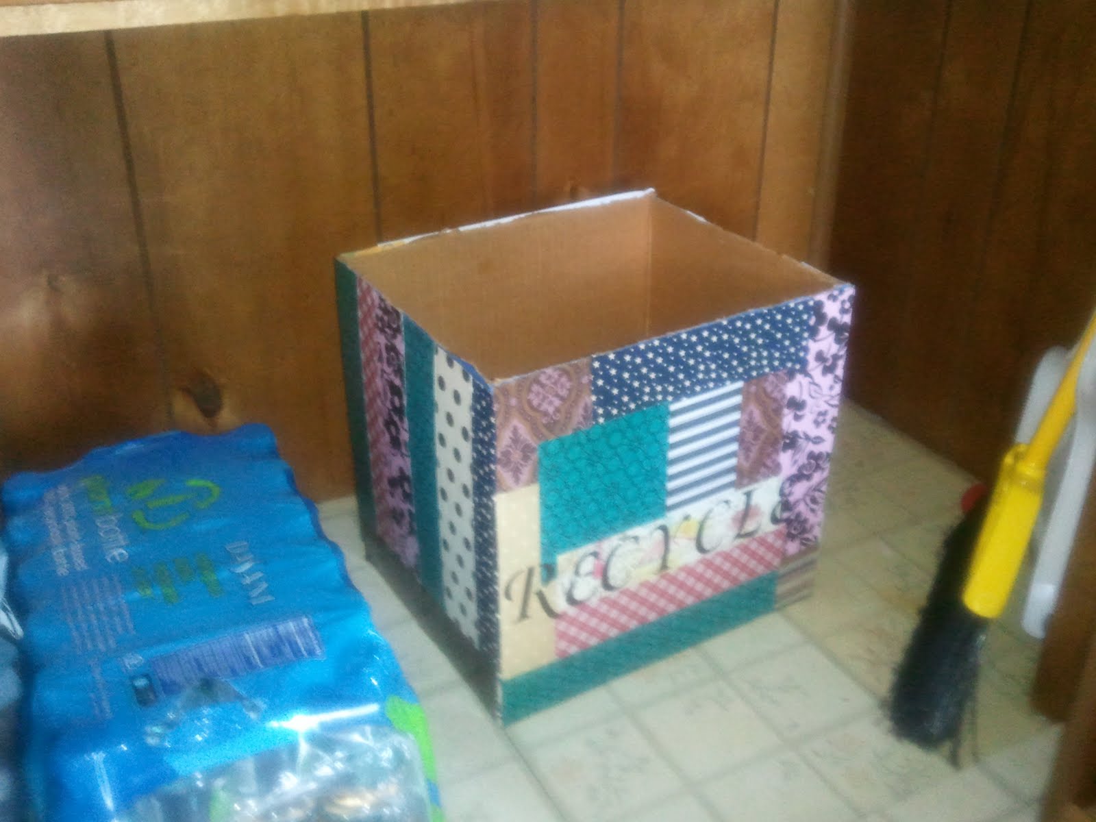 One Crafty Momma: A Free Recycle Box!