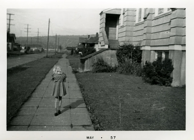 47 Interesting Found Snapshots of People Seen From Behind ~ Vintage ...