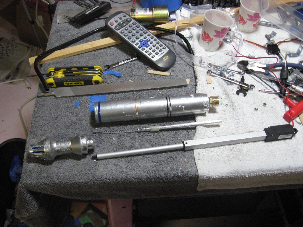 Paul's R2-D2 Project: More on the gripper claw, prepping for the CPU ...