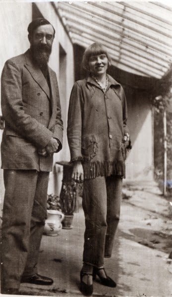 Art Contrarian: Molti Ritratti: Iris Tree