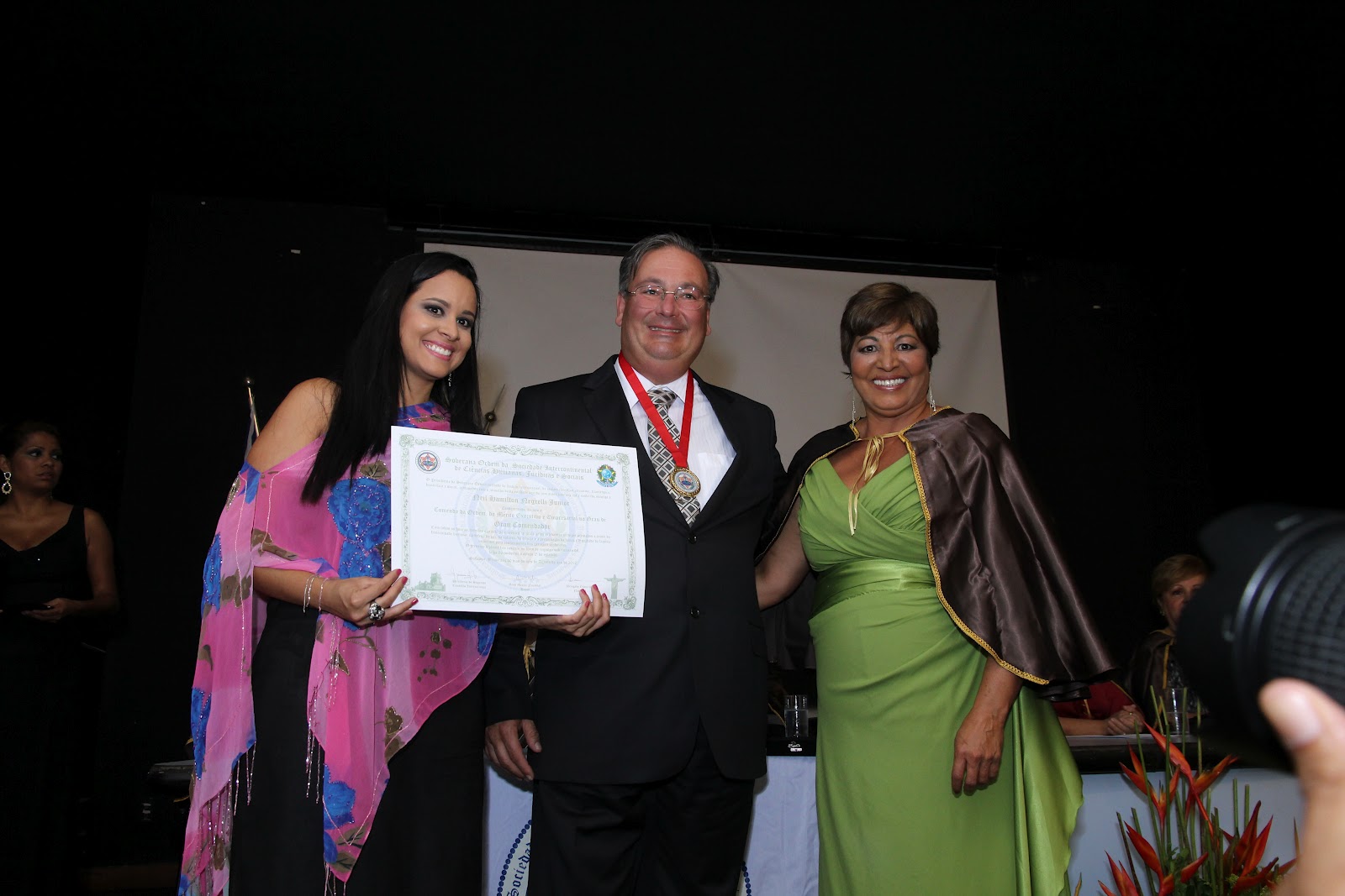 OS NOVOS COMENDADORES DESTA SOBERANA ORDEM SOB O PÔR DO SOL DA BAHIA DE TODOS OS SANTOS