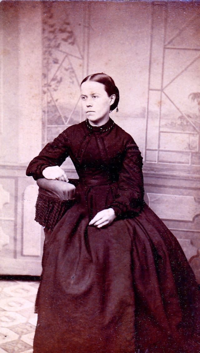 Victorian Widows: Graceful Photos of Young Women in Mourning Dresses ...