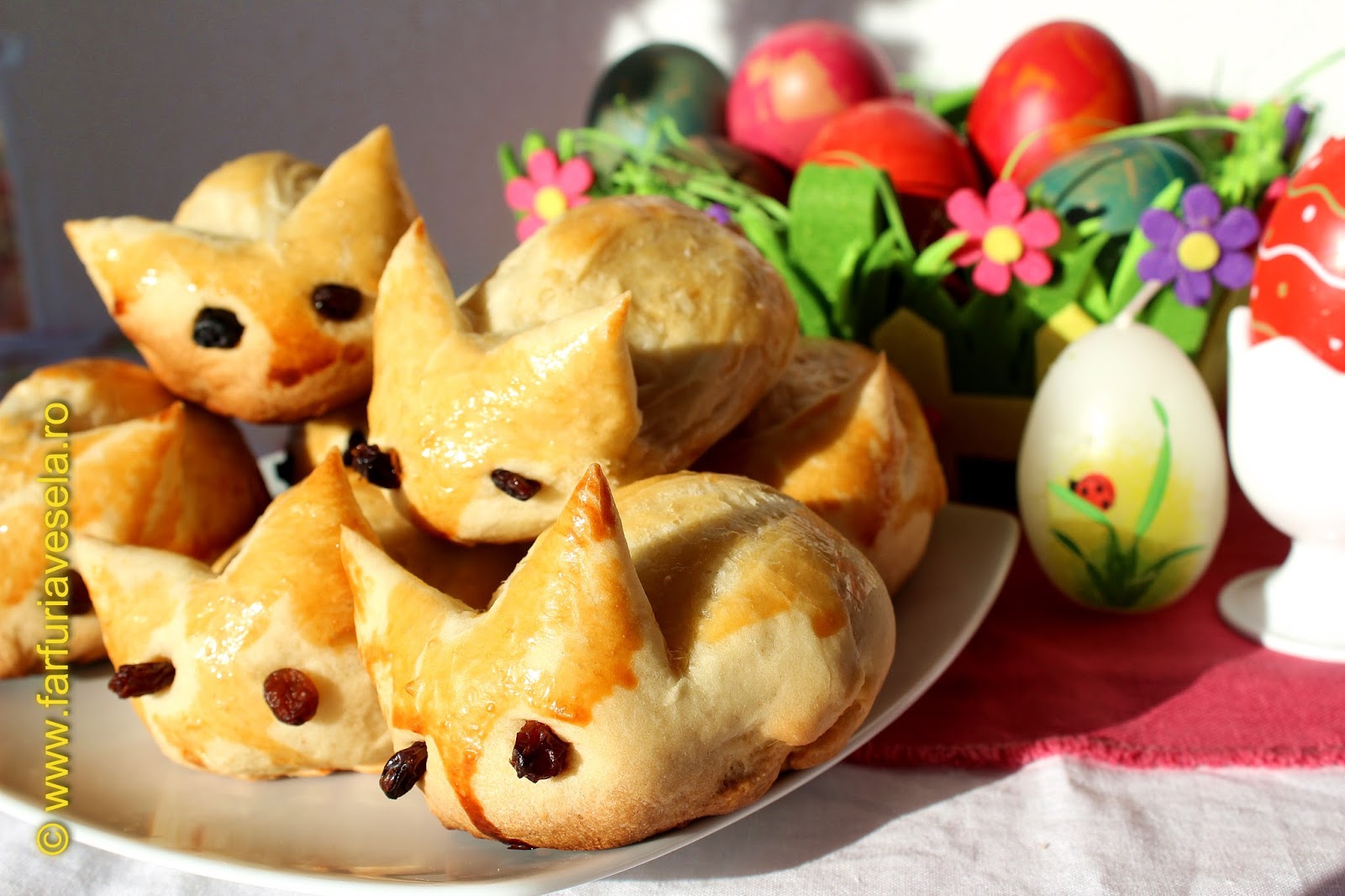 Farfuria vesela: Iepurasi sau pisicute de Paste