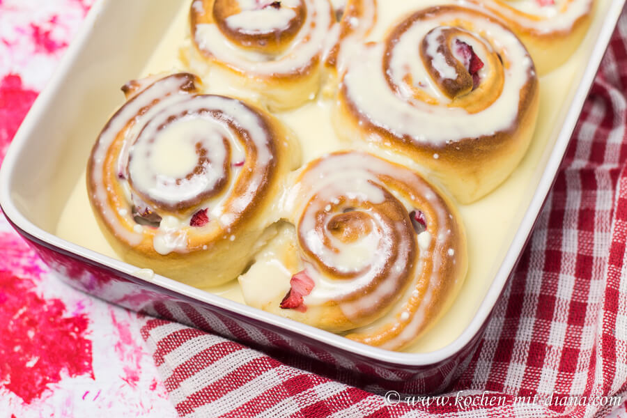 Strawberry buns with cream cheese frosting - Cooking with Diana