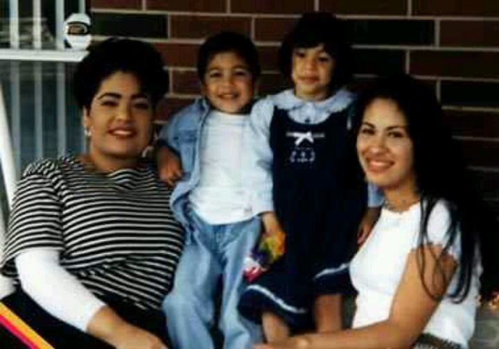Selena World FanSite : Selena and her family