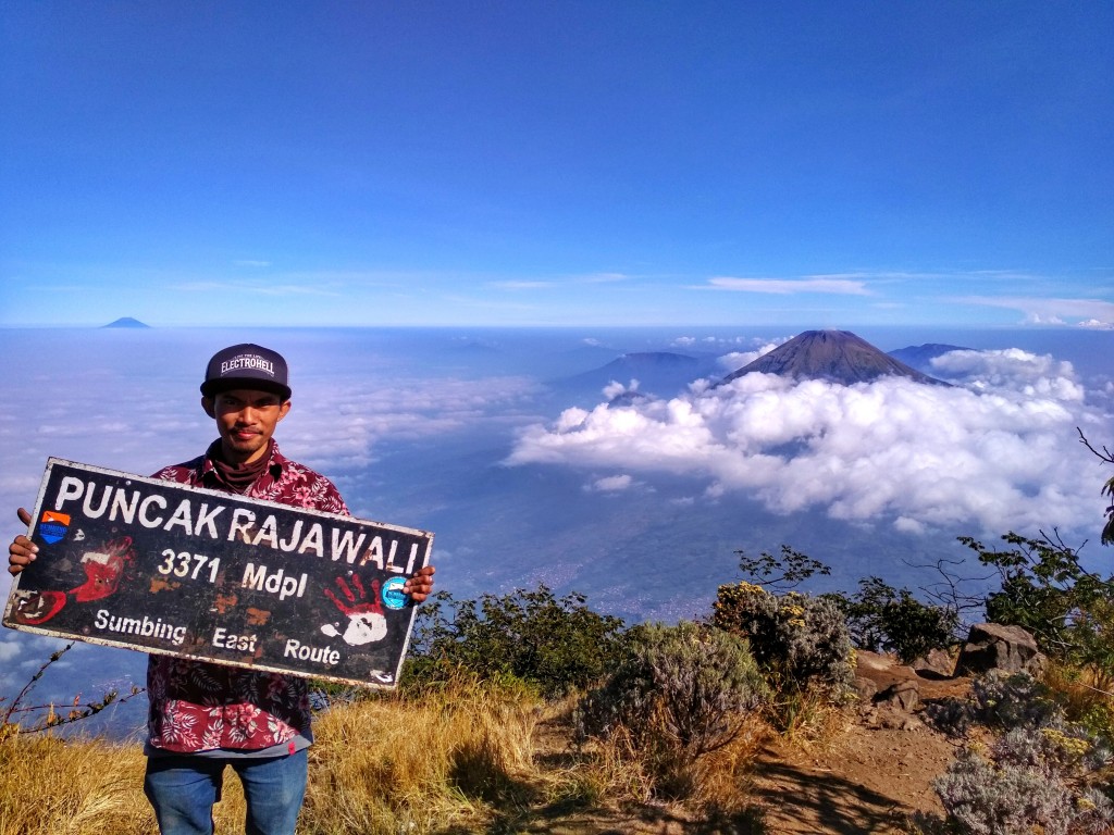 Pendakian Gunung Sumbing Via Bowongso, Savana yang INDAH !!! | Crazy ...