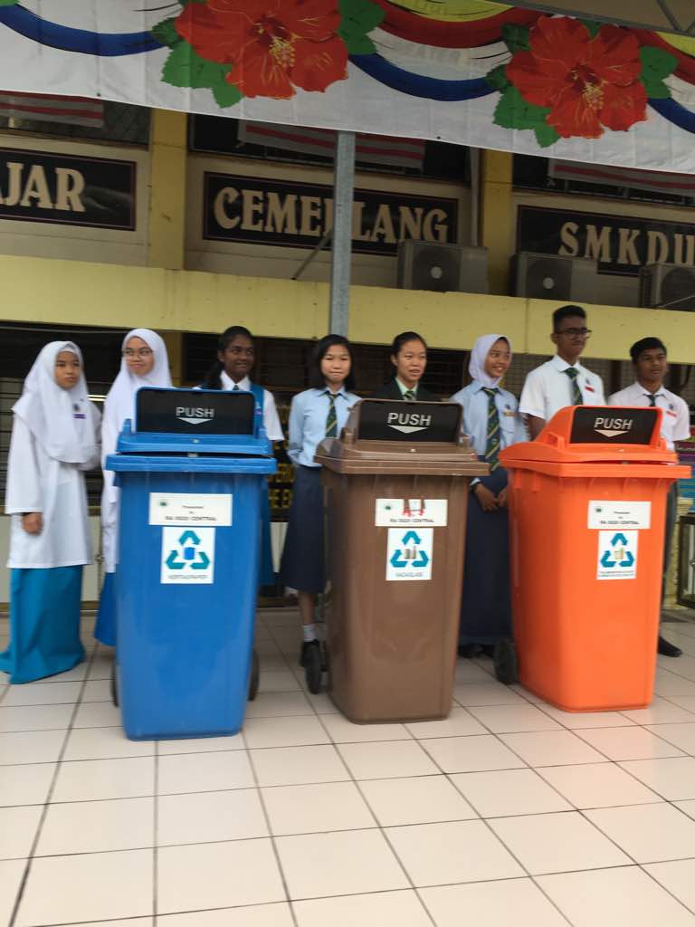 SS20 PETALING JAYA: 3R bins for SMK Damansara Utama