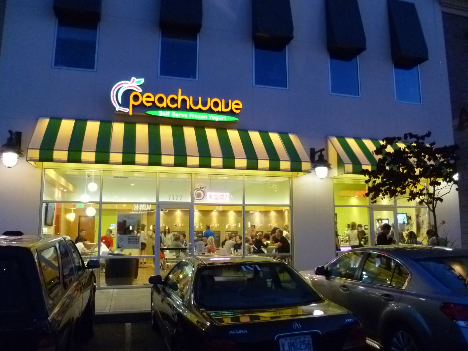 Fro-Yo Girl Speaks: The Inside Swirl: Peachwave Frozen Yogurt