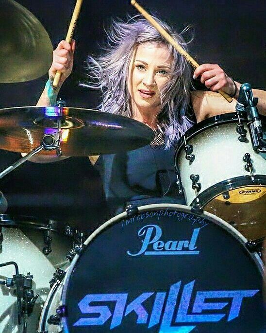 Zona Rock Dan Metal : JEN LEDGER