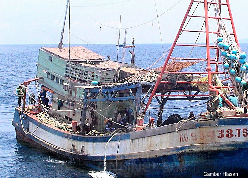 RedParrot: KIBAR BENDERA SARAWAK KABURI APMM