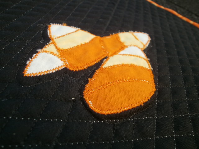 Quilting Tutorials: Candy Corn - free mug rug pattern