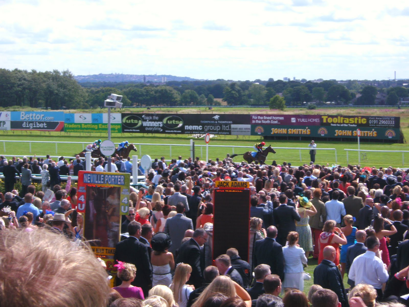 THIS IS KAMARA: Ladies Day @ Newcastle Races
