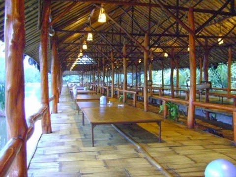 POLITEKNIK LP3I JAKARTA KAMPUS DEPOK: Restaurant terapung