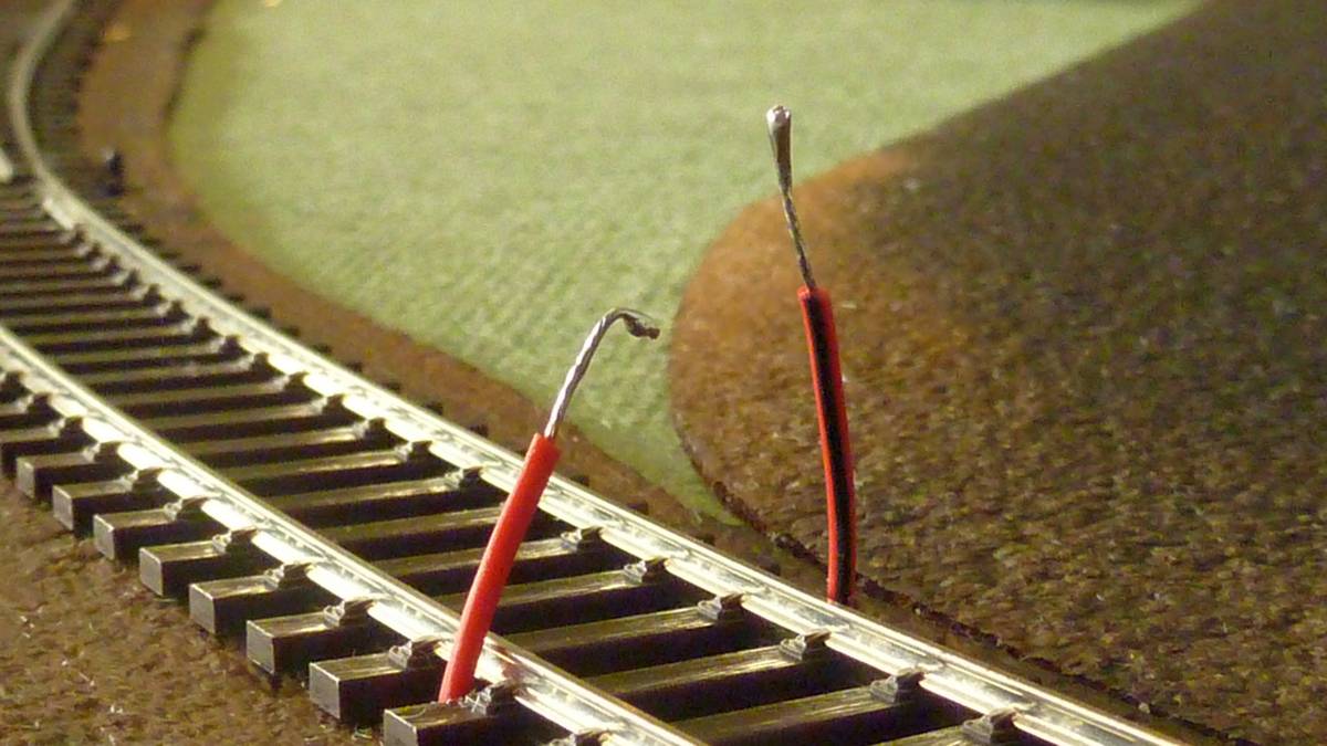 ESCALA N CELAYA: Cablear una maqueta en DCC.