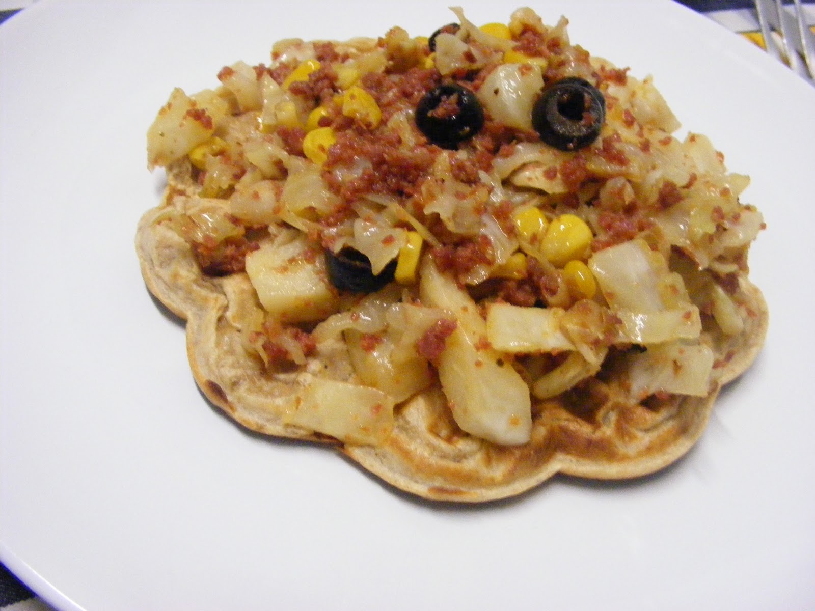 DELICIAS CÁ DE CASA: waffle salgado com salteado de couve e chouriço