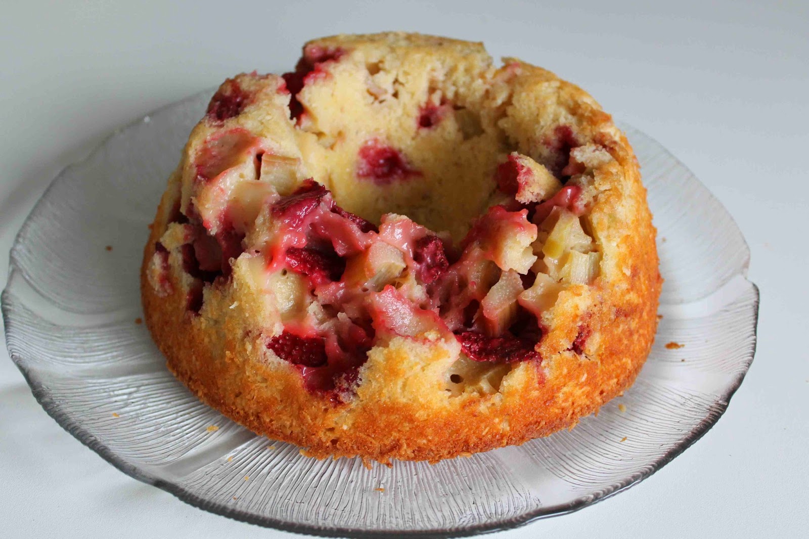 Få lite Matro: Sockerkaka med jordgubbar och rabarber