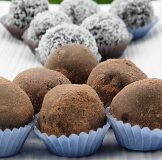 LA CUCHARA DE LA BALUGA: BIZCO-TRUFAS DE CHOCOLATE, CACAO Y COCO