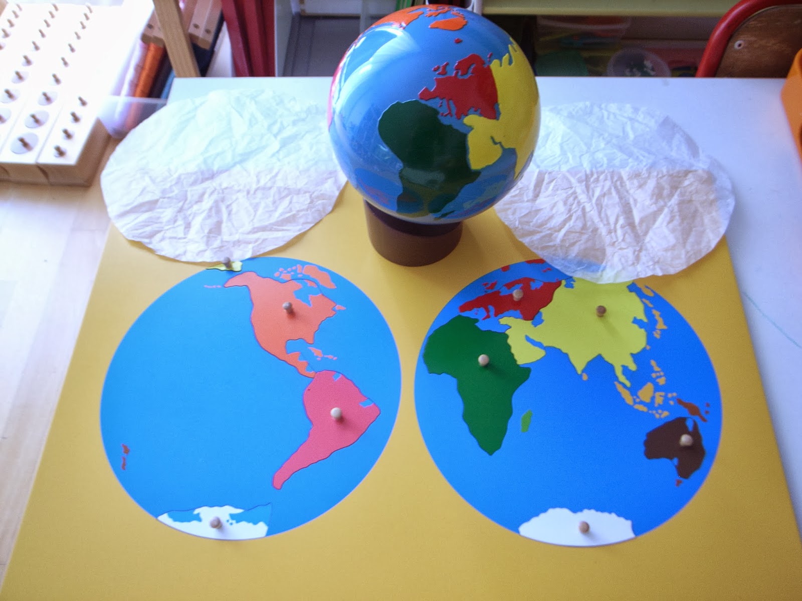 Les Montessouris: Globe et planisphère Montessori