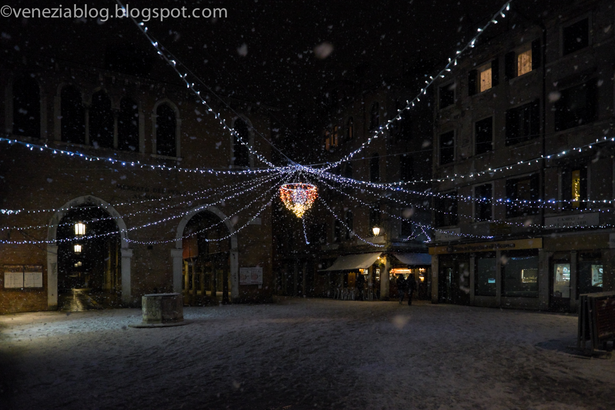 venezia blog: 4 Views of The First Snow (and Slush) of the Winter, Tonight