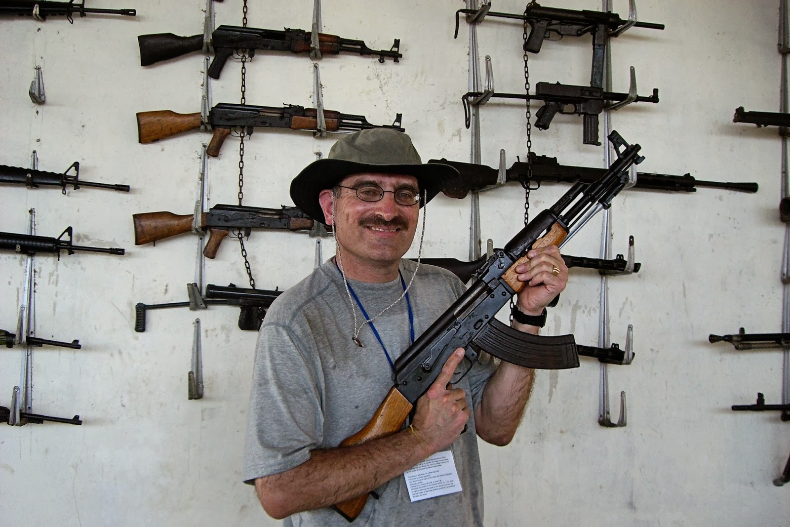 Enchanting SE Asia: Guns N' Lingas: An Early Morning beyond Siem Reap