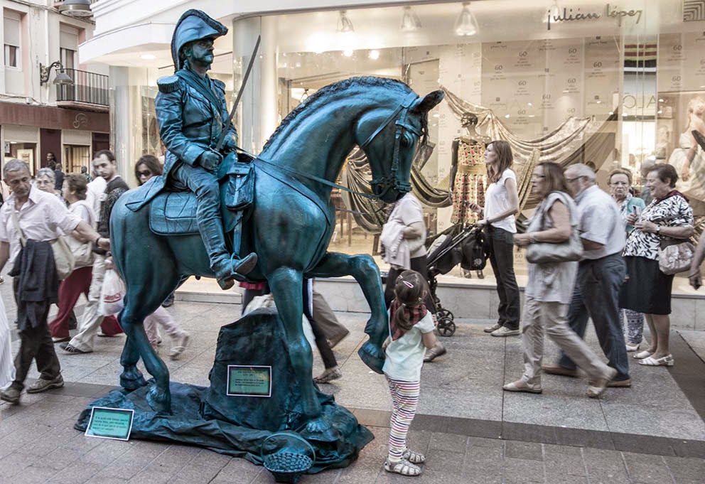 es Zaragoza: Estatuas humanas en la calle Alfonso de Zaragoza