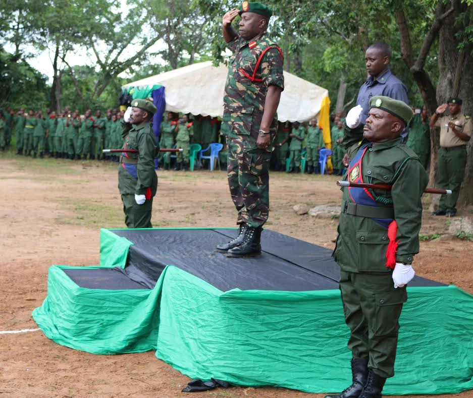 KATIBU MKUU WA WIZARA YA MALIASILI NA UTALII ,MAJ.GEN MILANZI AWAONYA WAHITIMU WA MAFUNZO YA ...