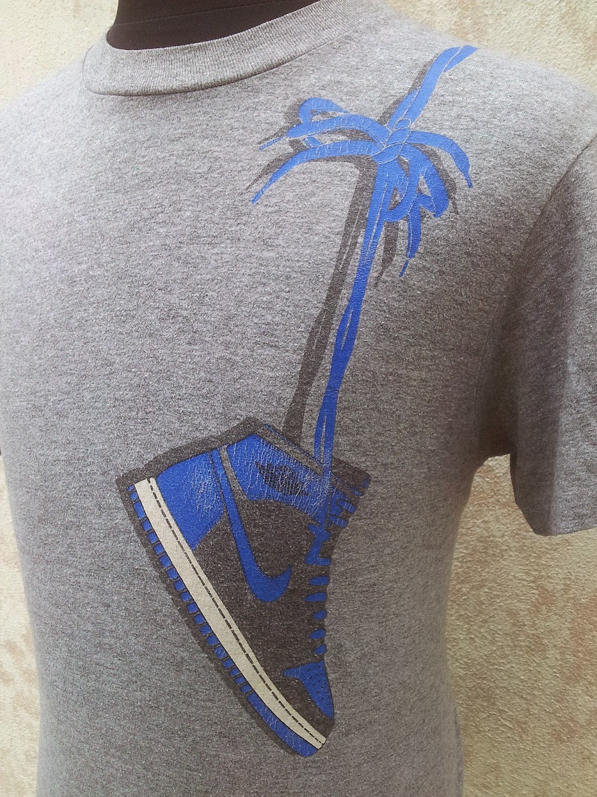 c a p t a i n s t o r e: VINTAGE NIKE HANGING SHOES 3 KAIN T SHIRT (SOLD)