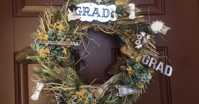 a dash of scraps: DIY Graduation Wreath