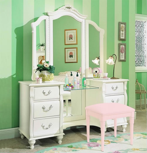 Red Lip Gloss: I'm Dreaming Of.......Vanity Tables