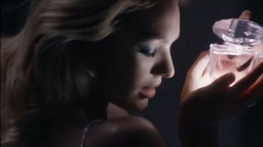 Modella Versace pubblicità bright crystal con modella bionda con Foto ...