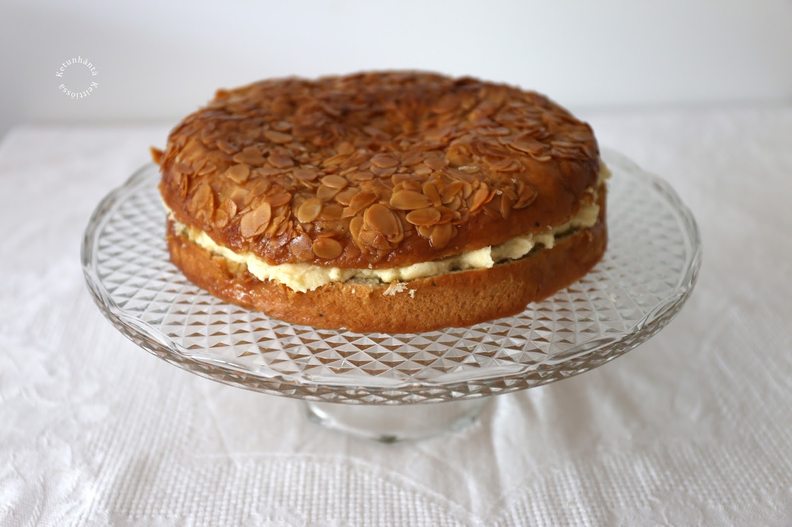 Rhubarb Tosca Bun Cake - Raparperi-toscapullakakku