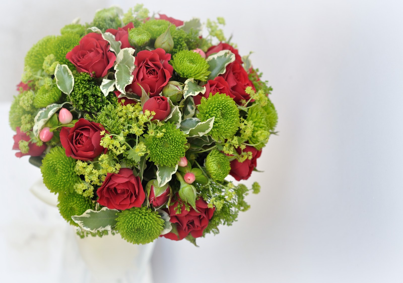 Flowers Garden, passion for colours: Buchet mireasa cu miniroze grena ...