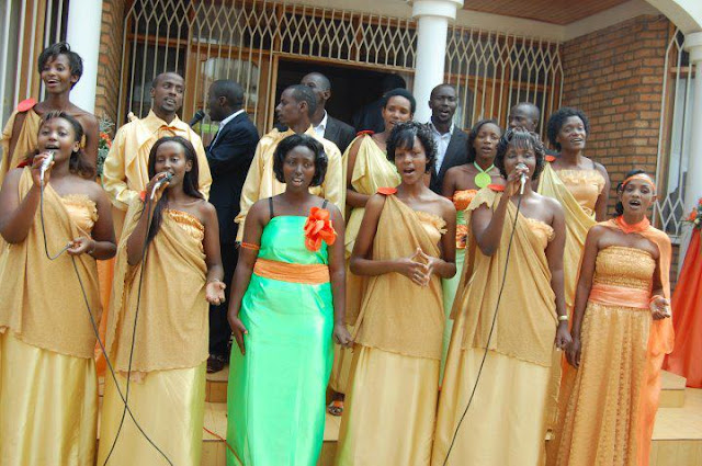 WAIMBAJI WA" AMBASSADOR OF CHRIST" WAKIWA WANAIMBA KATIKA HARUSI YA ...