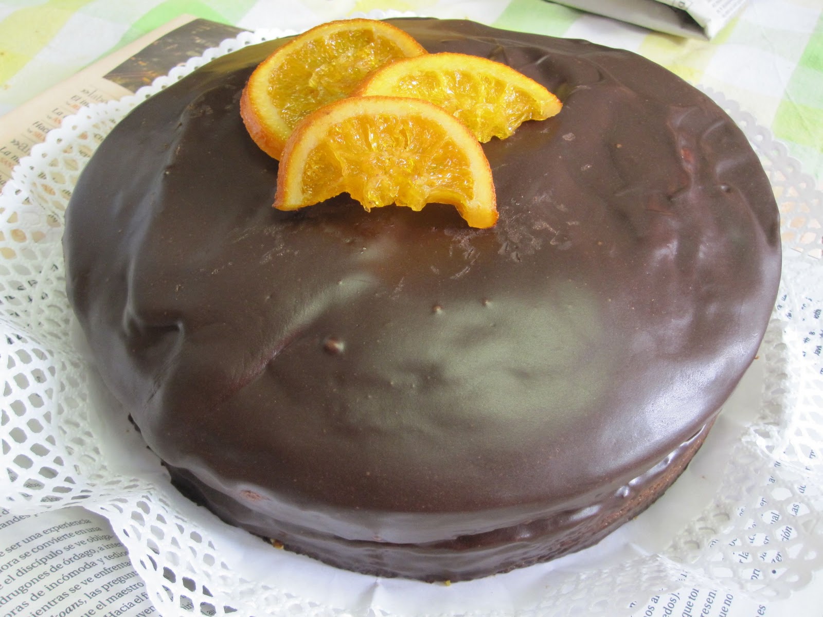 El plat blanc: PASTÍS DE XOCOLATA AMB CREMA DE TARONJA (ORANGE CURD)