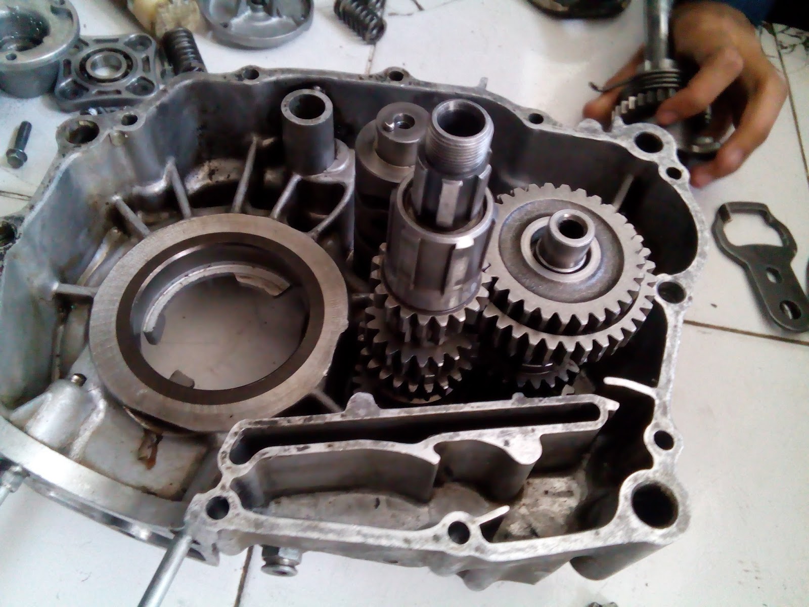 Rasyid 24: Cara Membongkar Mesin Motor 4 Tak