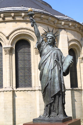 Family by the Seine: Lady Liberté