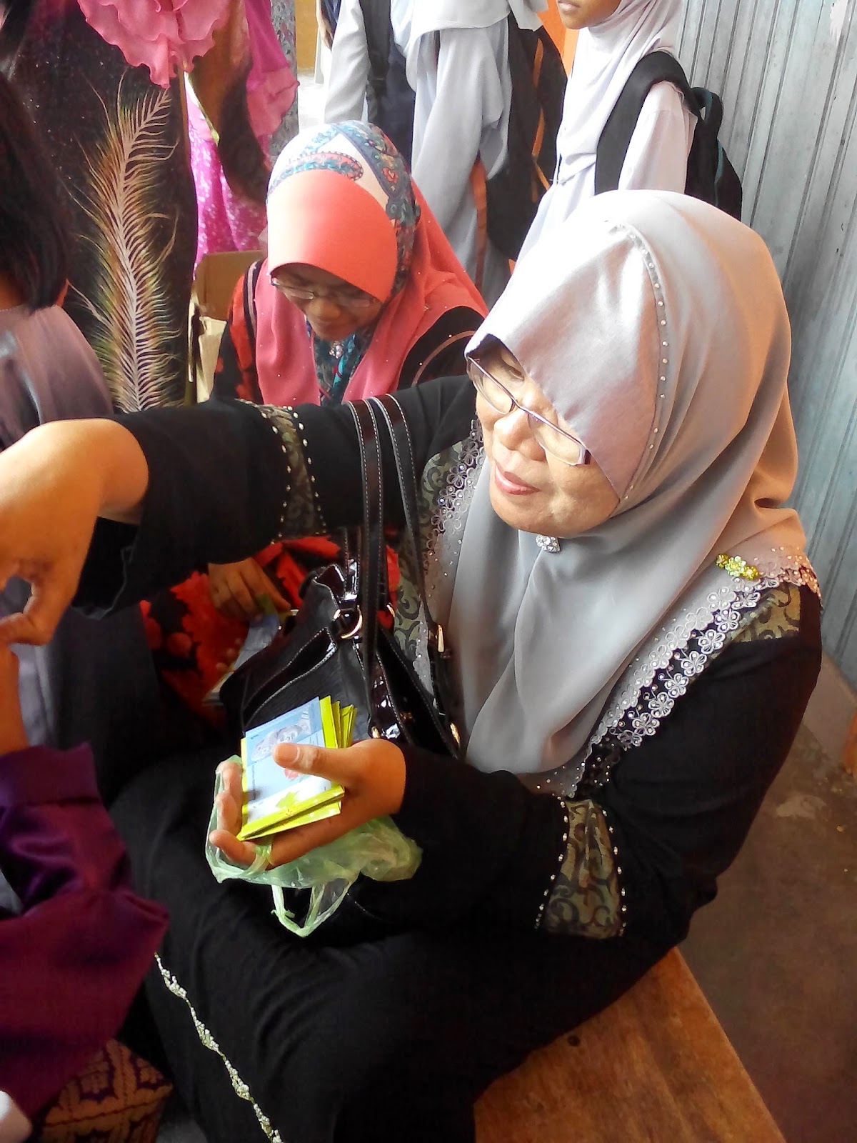 Prasekolah SK Raja Muda Musa: Sesi Bersalaman Dan Pemberian Duit Raya ...