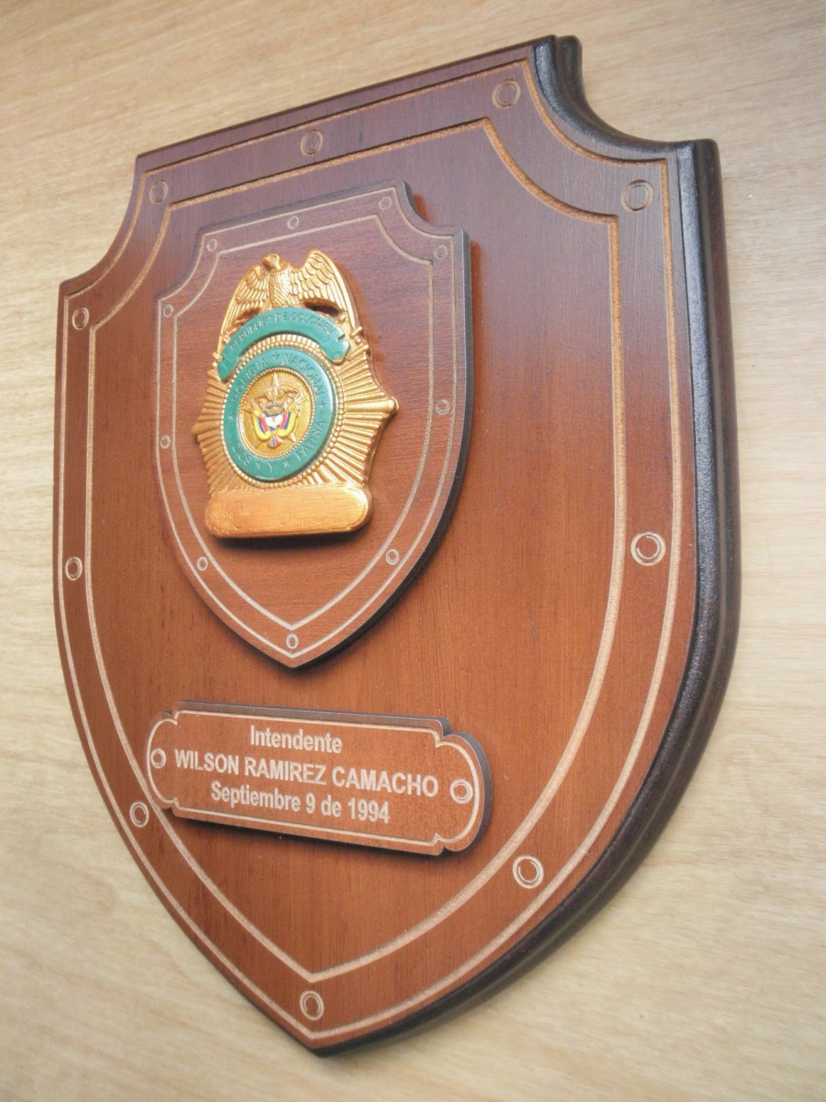 E X P O S A B L E S: 10. Escudo placa policial