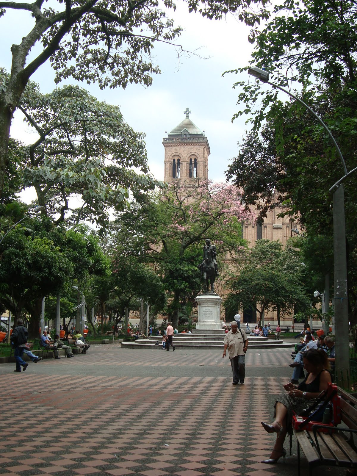 Una mirada al parque: Visión histórica y panorámica del Parque de Bolívar