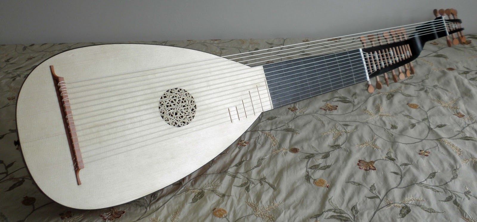 Buying a Lute: Baroque lutes