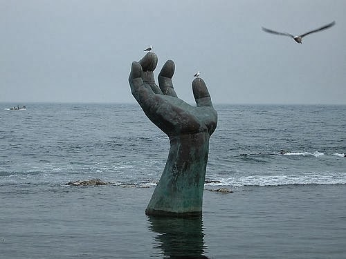 4 Amazing Hand-shaped Monuments - For Fum And Interesting Articles | Feafum