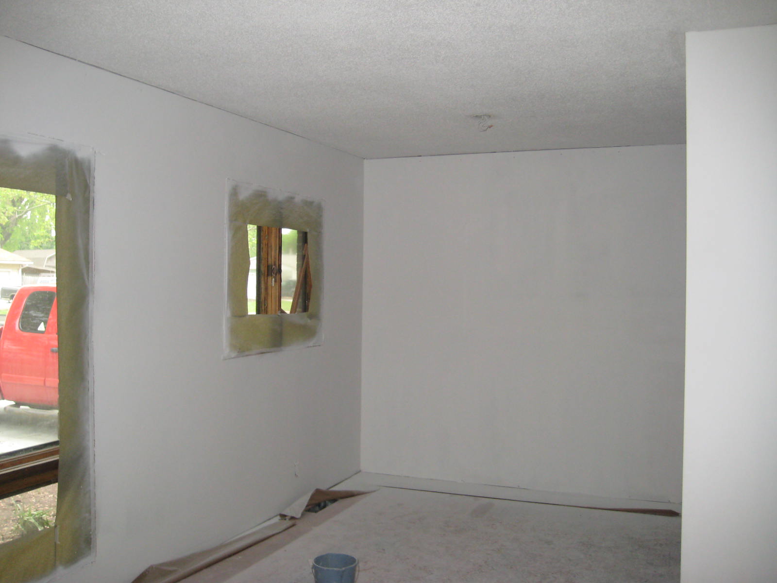 Leigh's Little Flip: White Walls, White Ceilings