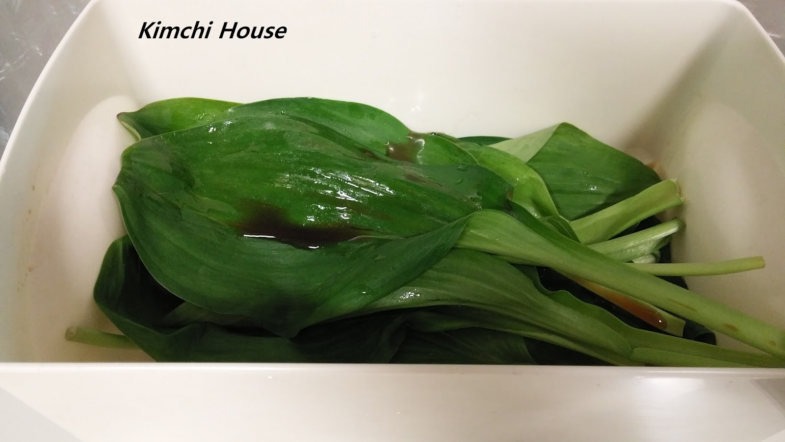 Kimchi House: " Myeongyi Jang A Jji "(Pickled Wild Garlic / 명이장아찌 / 醃渍熊葱